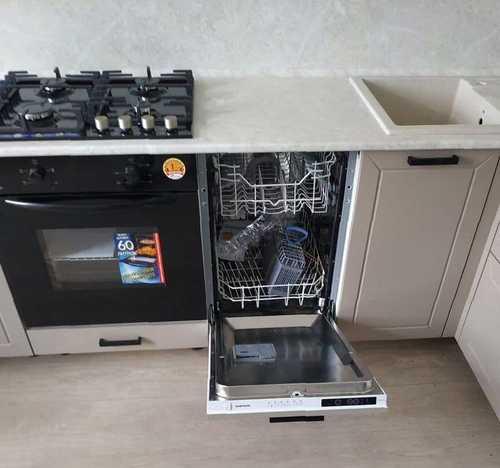 Прямой или угловой кухонный гарнитур с цельной фартуком
