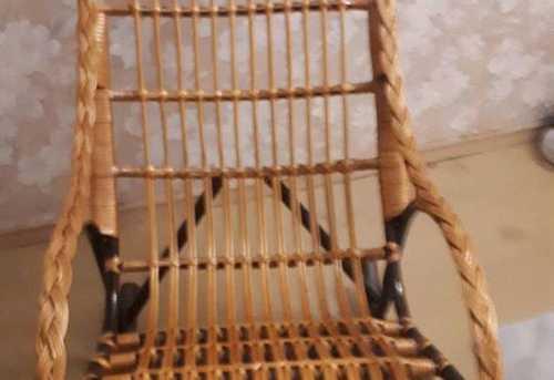 Кресло-качалка из ротанга с отделкой из ивы