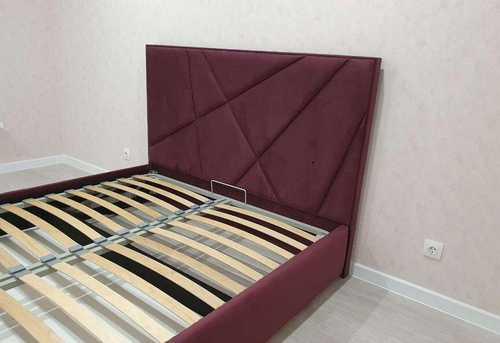 Кровать двуспальная с подьемным механизмом