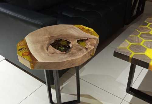 В наличии оригинальный столик из ореха