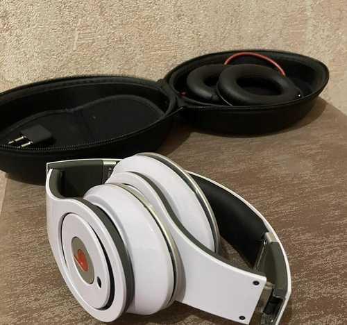 Уставшие наушники Beats by Dr.Dre Sudio