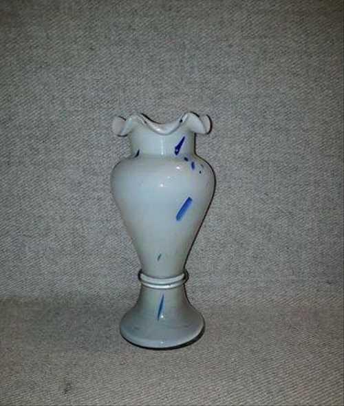 Красивая ваза для цветов молочное стекло СССР