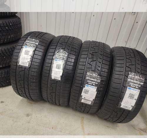 Royal Black Royal Winter UHP 225/40 R18 92V