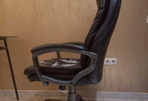 Офисный стул на колесиках