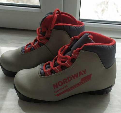 Лыжные ботинки размер 32 крепление NNN