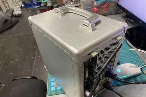 Переносной алюминиевый сурер компьютер