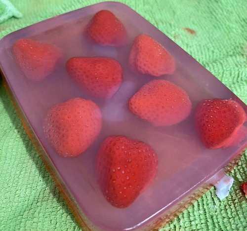 Мыло ручной работы кусковое с ягодками