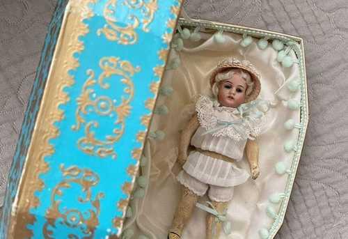 Кукла антикварная в коробочке