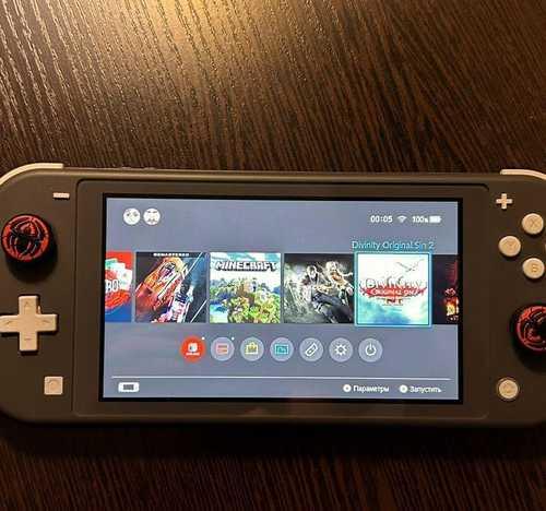 Nintendo Switch Lite с чехлом и картой памяти