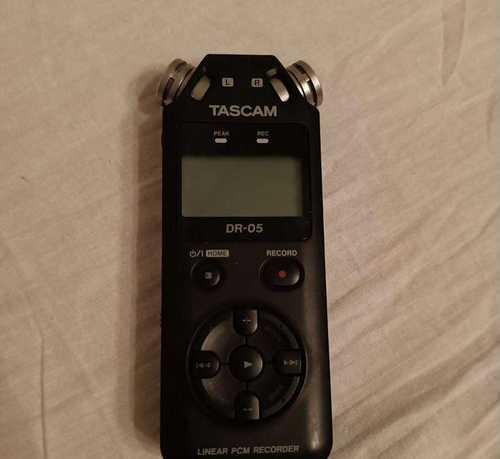 Портативный цифровой диктофон Tascam DR-05x