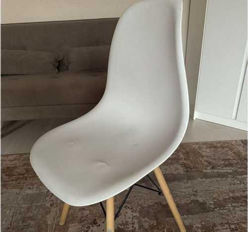 Стул eames c трещиной