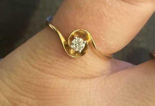Золотое кольцо с бриллиантом р.17