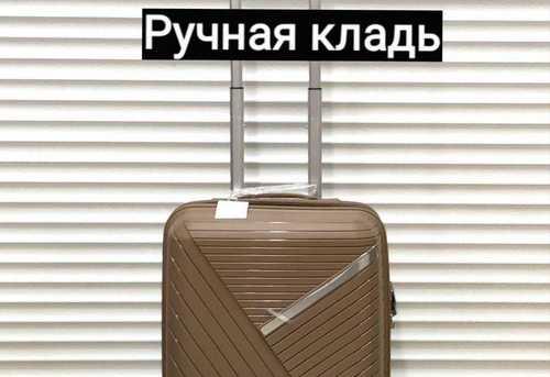 Новый пластиковый чемодан на колесах ручная кладь
