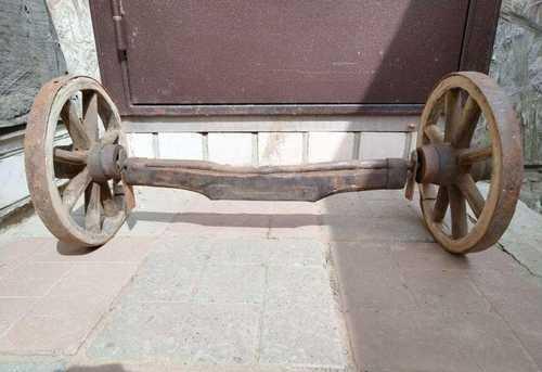 Старинные колеса на родной оси от телеги