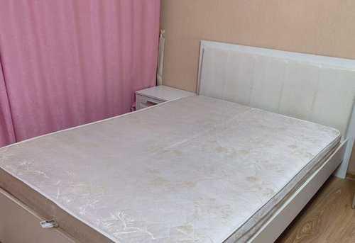 Кровать двухспальная с матрасом и тумбочкой