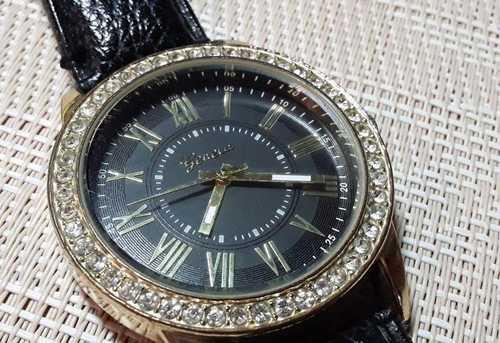 Женские часы черно-золотые