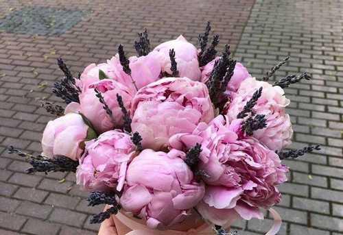 Букет из 11 розовых пионов с лавандой в шляпной ко