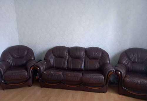 Кожаный диван и кресла