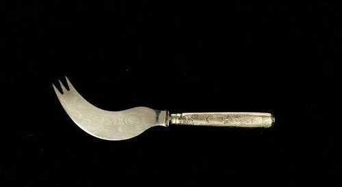 Старинный нож с тремя зубчиками для сыра