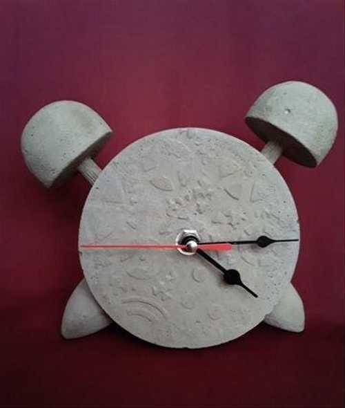 Настольные часы из бетона