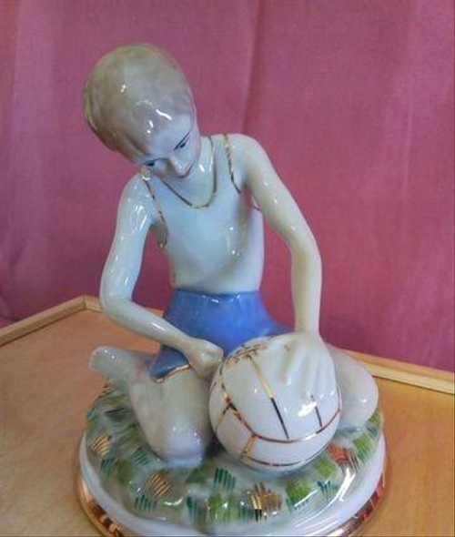 Фарфоровая статуэтка " Мальчик надувающий мяч"
