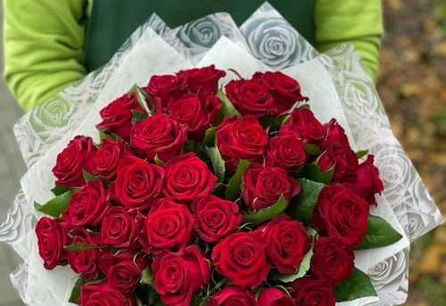 35 красных крымских роз