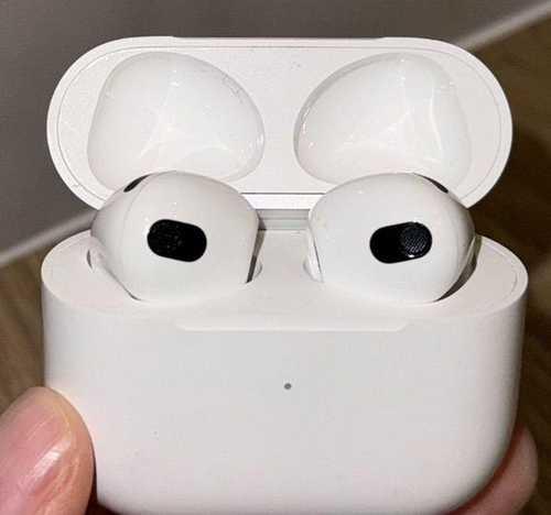 Левый наушник airpods 3 нерабочий