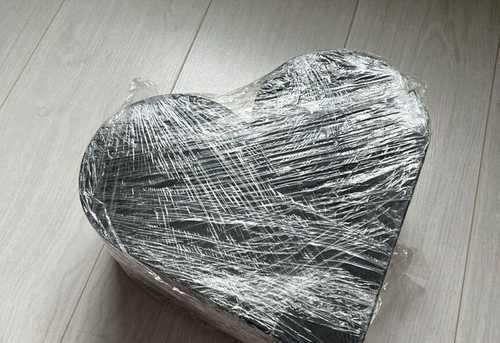 Шляпная коробка черное сердце