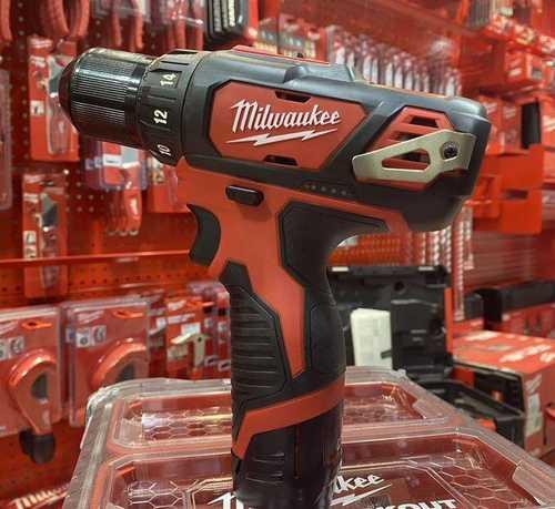 Дрель-шуруповерт Milwaukee M12 BDD-202C