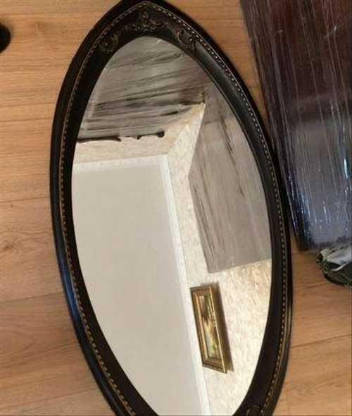 Зеркало в деревянной рамке и два подсвечника