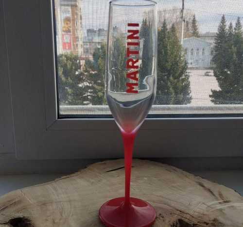 Брендированный бокал martini с красной ножкой