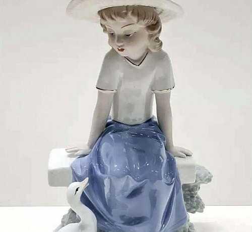 Фарфоровая статуэтка девушка с уткой