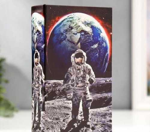 Сейф-книга дерево кожзам "Космонавт на луне"