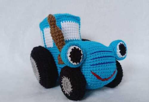 Вязаная игрушка Синий трактор