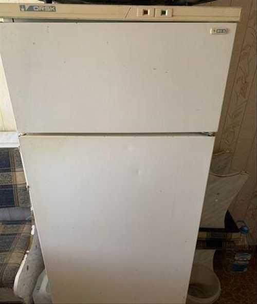Холодильник и кухонный уголок