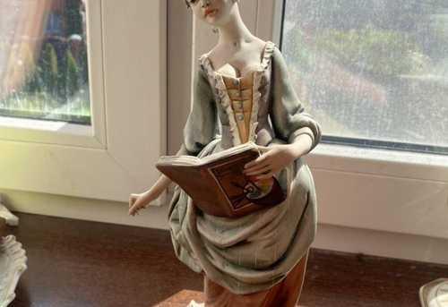 Статуэтка Девушка с книгой Capodimonte