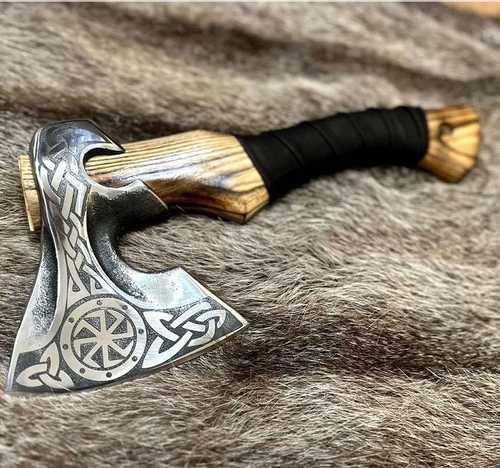 Кованый топор рукоять из ясеня кожа