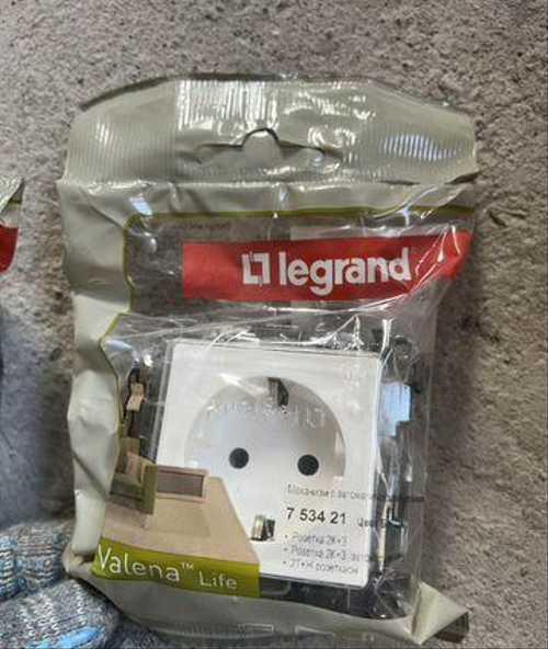 Розетки legrand valena life