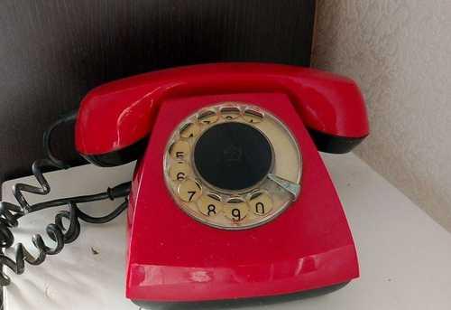 Старый телефон СССР красный дисковый