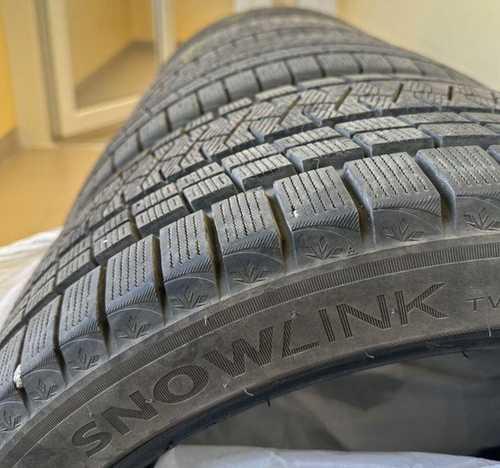 Triangle Snowlink TWT02 235/40 R18