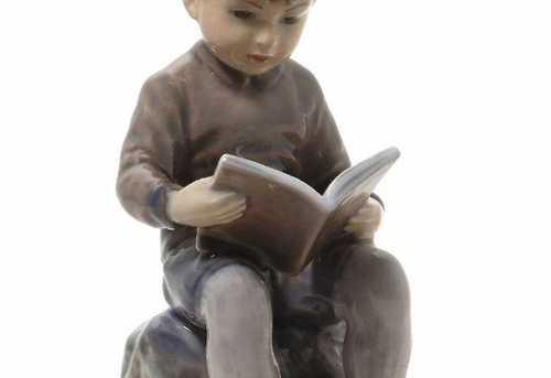 Фарфоровая фигура "Читающий мальчик". Dahl-Jensen