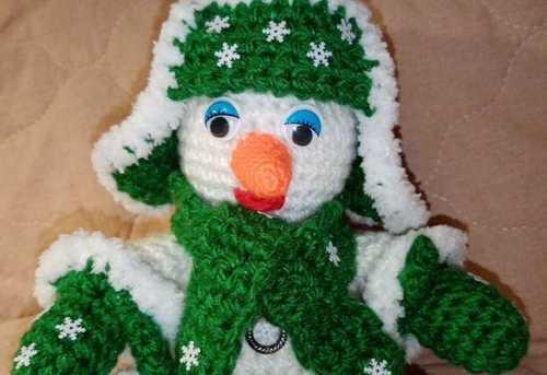 Вязаная игрушка - снеговик с зеленой одеждой