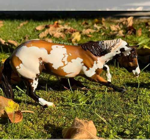 Фигурка лошади breyer