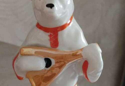 Фарфоровая статуэтка "медведь с балалайкой"