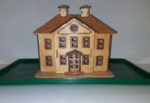 Для кормушки для птиц деревянный домик