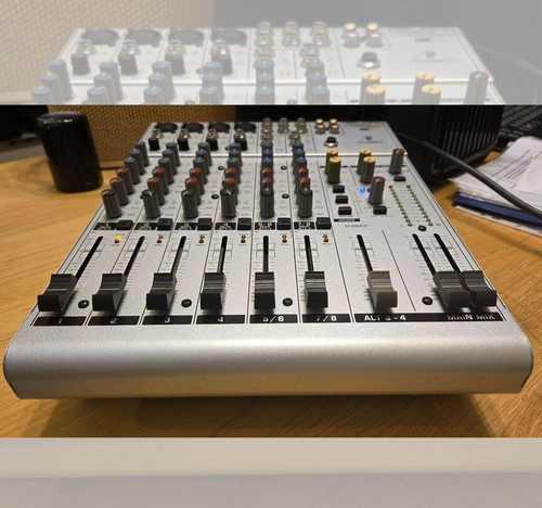 Behringer UB1204-PRO (микшерный пульт)