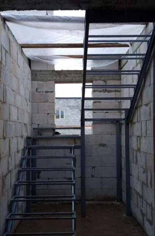Лестница на второй этаж с забежными ступенями
