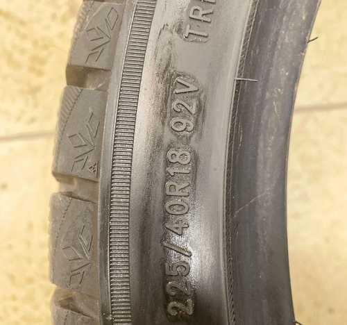 Dunlop Bi-Guard 950L 225/40 R18 94Y