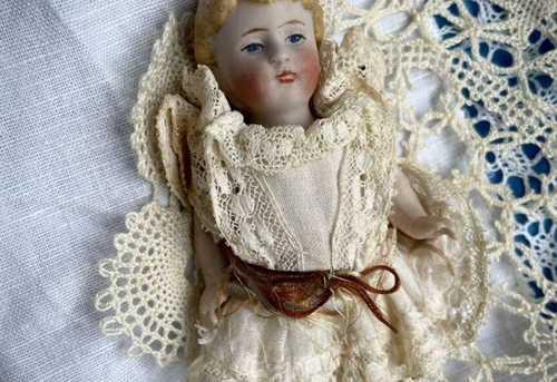 Старинная кукла