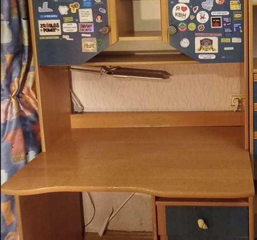 Письменный стол с тумбочкой и надстройкой